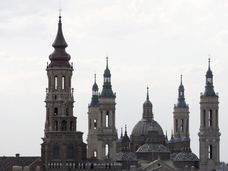 Dos siglos, cuatro torres Catedral Basílica del Pilar